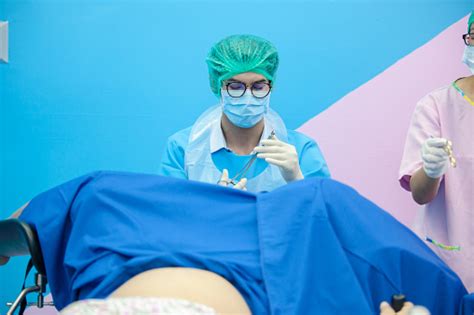 산부인과 병 동 산부인과 분만 실에서 침대에 누워 하는 환자에 게 간호사 간호사에 대한 스톡 사진 및 기타 이미지 간호사 건강관리와 의술 근육 수축 Istock