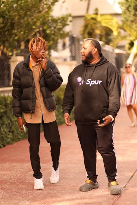 라이프 스타일 이미지 4k 4k 바탕화면 가을 시즌 가을 패션 가장 친한 친구 거리 사진 거리 패션 걷고 있는 걷고 있는 사람 공공 장소 까마귀