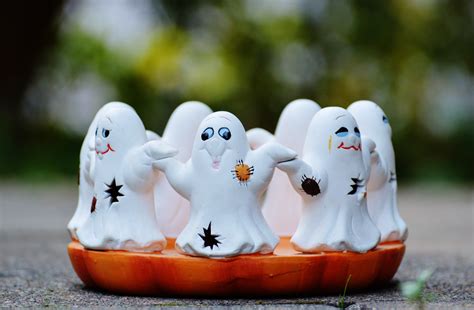 2560x1440 Wallpaper White Black And Orange Ghost Figurines Peakpx