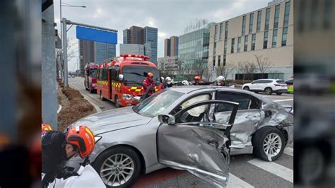사거리에서 신호 위반한 버스 승용차와 충돌4명 부상 Ytn Youtube