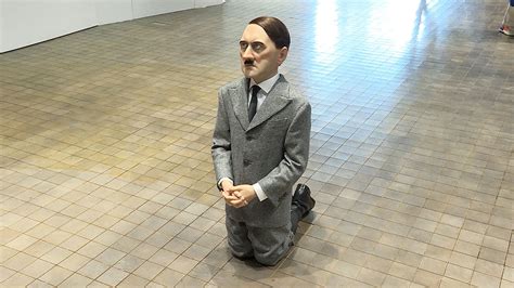 무릎 꿇고 용서 비는 히틀러…전시 마우리치오 카텔란