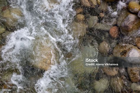 산의 성난 강물 돌과 물의 아름다운 자연 배경 맑은 물과 빠른 강의 질감 텍스트를 삽입할 배경입니다 관광 및 여행 0명에 대한