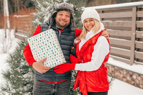 발렌타인 데이에 커플 여자와 남자 손에 선물 상자 붉은 색 겨울 눈 오는 날 가족에 대한 스톡 사진 및 기타 이미지 가족 밸런타인데이 생활 방식 Istock