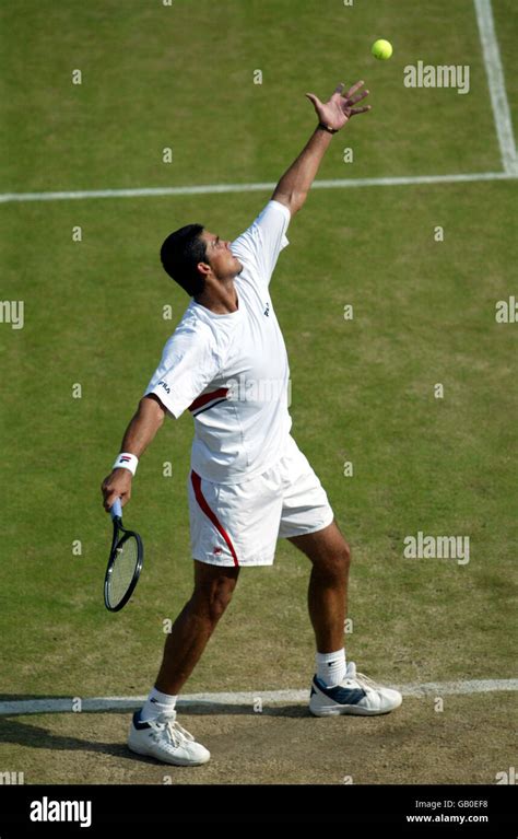 Mark Philippoussis Serves To Andre Agassi During The Match Hi Res Stock