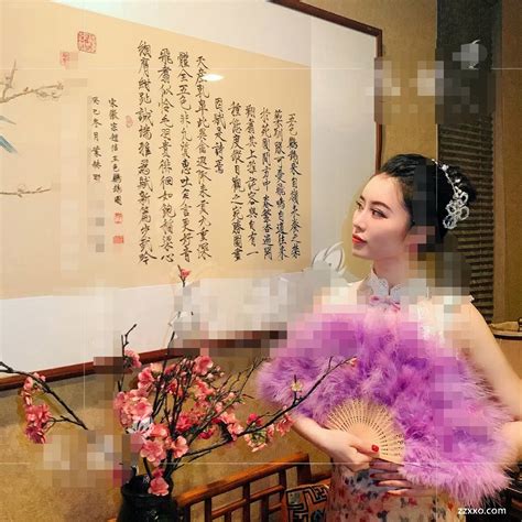 醉人 墨韵悠悠缱绻流年梧桐滴翠丁香初展把酒黄昏流年浅醉人间的扬尘里只看得见美事 爱你所爱的人温柔地对待一切 粉红色旗袍性感漂亮美女小姐姐古装紫色羽毛扇子梅花古诗词