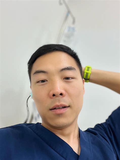 我的天一整天我一直被患者翻白眼給嚇到⋯最後一個進來想說檢查個眼睛好了⋯直接給我不等大⋯謝嘍⋯上班有地獄列車長直接笑爆