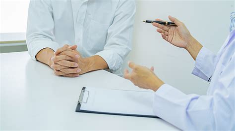 책상에 클립 보드와 노트북과 청진기 처방전을 작성 병원에서 일하는 의사 의료 및 의료 개념 배경 테스트 결과 빈티지 색상 간호사에 대한 스톡 사진 및 기타 이미지 Istock