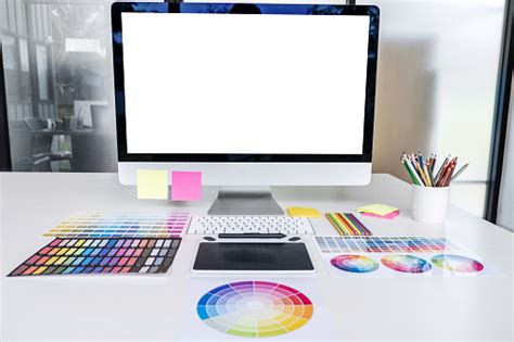 직장에서 흰색 책상 그래픽 디자이너 및 컬러 견본 샘플에 데스크톱 컴퓨터 화면 기술에 대한 스톡 사진 및 기타 이미지 기술 디자인 전문가 모던 양식 Istock