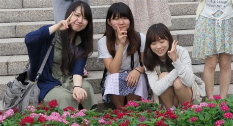 【fbツイッターsns】集合写真からのパンチラ！女の子が集まると必ず一人はパンチラしてるww 盗撮パンチラ画像王