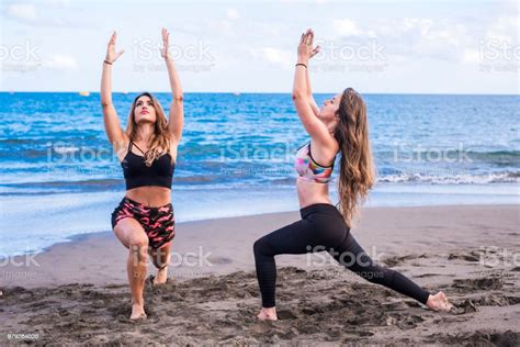 아름 다운 모델 백인 젊은 여성의 해변 무료 레저 활동에서 필 라 테 스를 하 고 커플 좋은 생활양식 건강 하 고 자연 접촉 멋진 라이프 스타일에 대 한 백그라운드에서 바다