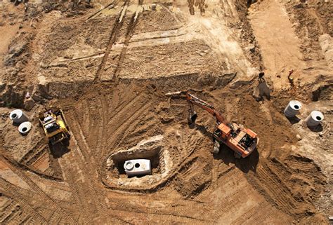 건설 현장에 콘크리트 우물 반지와 하수도 파이프를 배치 폭풍 하수구의 설치 중 지구 공사 0명에 대한 스톡 사진 및 기타 이미지 Istock