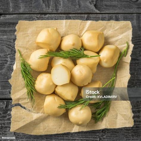 갓 나무 테이블에 종이에 훈제 모 짜 렐 라 치즈를 준비합니다 0명에 대한 스톡 사진 및 기타 이미지 0명 딜 허브 러시아 Istock