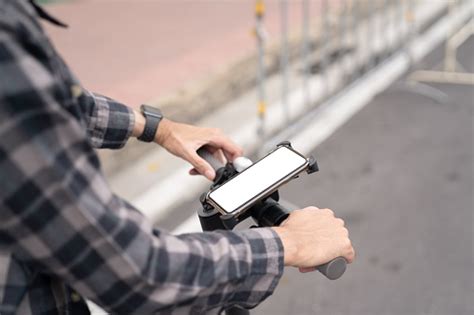 스마트 폰을 사용하는 남성 야외 도시에서 전기 스쿠터를 타고 스마트폰에 대한 스톡 사진 및 기타 이미지 스마트폰 전기 스쿠터 Brand Name Online