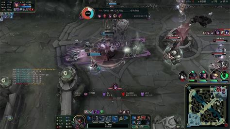 괴물과 싸우는 사람은 그 싸움 속에서 스스로도 괴물이 되지 않도록 조심해야한다 우리가 괴물의 심연을 들여다본다면 그 심연 또한 우리를 들여다보게 될 것이다