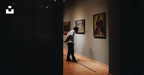 흰 셔츠를 입은 남자가 그림 스크린 샷 옆에 서 있습니다 사진 Unsplash의 무료 예술 이미지