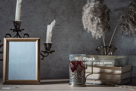 나무 테이블에 사진 프레임이 있는 템플릿입니다 유리 홀더 책 꽃병에 갈대 양초가 든 차 머그잔 가정 생활에 대한 스톡 사진 및 기타 이미지 Istock