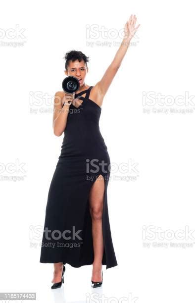 전체 길이1 인전면 2029세 성인 아름 다운 아프리카 민족아프리카계 민족 여성젊은 여성 앞 흰색 배경 착용 드레스시원한 태도들고 메가폰 20 24세에 대한 스톡 사진 및