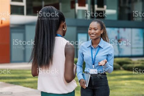 디지털 태블릿을 사용하여 금융 지구의 아프리카 계 미국인 비즈니스 사람들 및 공유 정보 20 24세에 대한 스톡 사진 및 기타 이미지 20 24세 25 29세 2명
