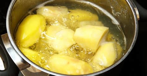 Картофельный отвар и как он поможет в хозяйстве