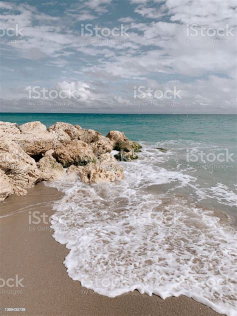 플로리다 주 팜비치의 겨울 해변의 날에 꿈꾸는 쇼어라인 0명에 대한 스톡 사진 및 기타 이미지 0명 2021년 겨울 Istock