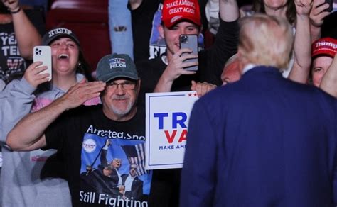 В США объявили о предотвращении третьей попытки покушения на Трампа — РБК • Вооруженного мужчину