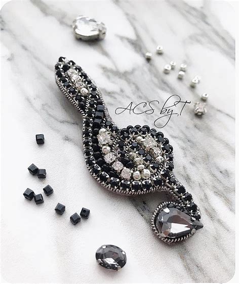 Брошь скрипичный ключ из бисера