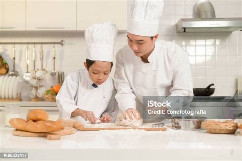 젊은 아시아인 아버지와 그의 아들은 요리사 유니폼을 입고 집 부엌에서 함께 빵을 굽고 있다 2명에 대한 스톡 사진 및 기타 이미지 2명 가정 생활 가정 주방 Istock