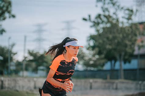 아시아 여자 선수 스프린트 는 아침에 트랙과 필드 경기장에서 여자 트랙에서 달리기 달리기에 대한 스톡 사진 및 기타 이미지 달리기 여성 Championship
