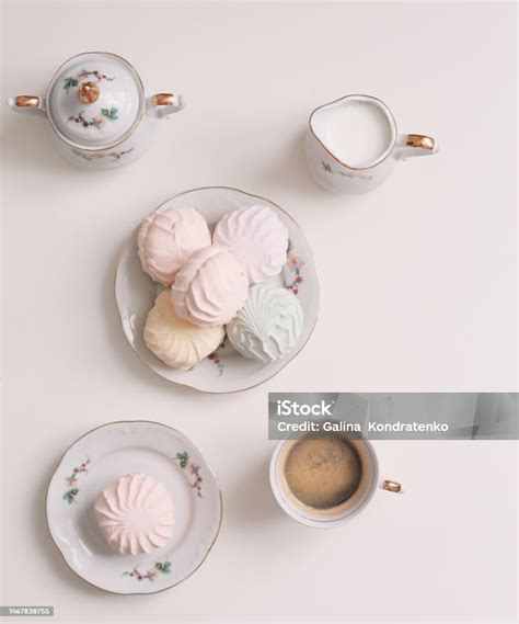 안녕하세요 배너 커피 한 잔과 수제 디저트 제퍼 맨 위 보기입니다 복사 공간이 있는 음식 사진 커피 한 잔과 통풍이 좋은 마시멜로 요리 배경 개념에 대한 스톡 사진 및 기타