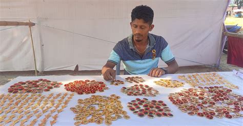 সিলেটে বিএনপির গণসমাবেশে ব্যাজ বিক্রি করতে শরীয়তপুরের মামুন