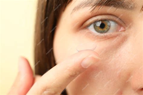 클로즈업 눈에 콘택트 렌즈를 설치하는 것 무료 사진