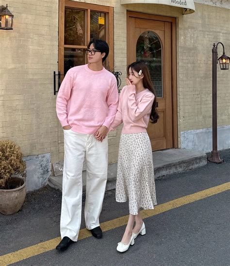 엄라이브 단독 벚꽃 데이트룩세트가능 봄신상 단독특가 딸기우유 핑크 브이넥 니트 남녀공용 오버핏 라운드 커플니트 티셔츠 데이트 커플룩 시밀러룩 플라워 A라인 쉬폰 롱스커트