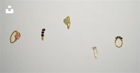 노란색과 검은 색 셔츠와 검은 색 바지를 입은 사람들 사진 Unsplash의 무료 보석 이미지