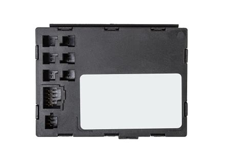 흰색 절연 배경에 금속 요소가있는 플라스틱 자동차 엔진 제어 장치는 다양한 서브 시스템 장치 및 어셈블리의 연결 센터입니다 자동차 서비스 수리를 위한 예비 부품 0명에 대한