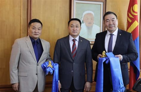 Б Бат Эрдэнэ сайд тамгаа гардан авчээ