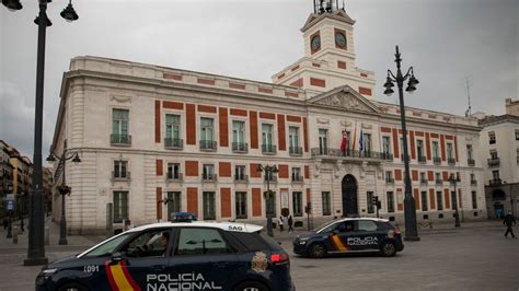 Жена се съблече на два пъти върху покрива на патрулка прибраха я в психиатрия Новини бг