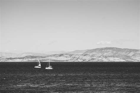 두 척의 흰색 범선이 항해하는 푸른 물로 그리스 산의 아름다운 전망 0명에 대한 스톡 사진 및 기타 이미지 0명 교통수단 구름 Istock