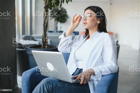 젊은 여성 프리랜서 현대 커피에 앉아있는 동안 거리 작업용 노트북 컴퓨터를 사용 하 여 매력적인가 게 인테리어 아름 다운 백인 여자 카페 바에서 아침 식사 하는 동안 Net