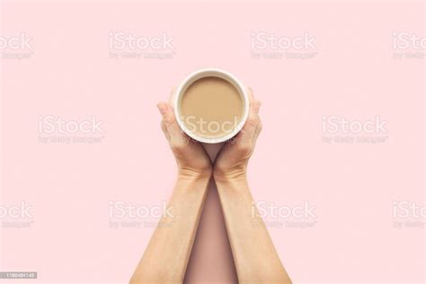 분홍색 배경에 뜨거운 커피와 함께 컵을 들고 두 손 커피 또는 차로 아침 식사 개념 좋은 아침 밤 불면증 플랫 레이 상단 보기
