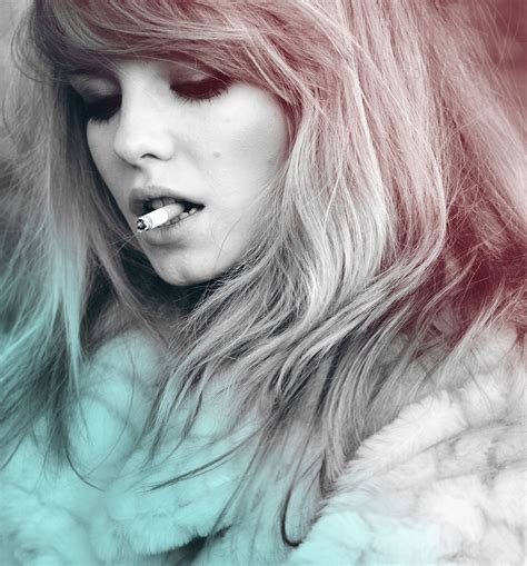 Фото Девушка с сигаретой во рту