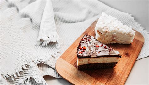 와플 수건과 부엌 조명 테이블에 나무 스탠드에 초콜릿 아름다운 케이크와 팬케이크 케이크 배너 수제 아름다운 아침 식사 글루텐이