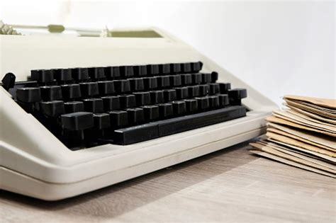 빈티지 오피스 컨셉에 타자기 라이터 또는 편집기의 전면 보기에 나무 책상에 작가를 위한 오래 된 문서 또는 오래 된 편지와 타자기 골동품 빈티지 스타일 개념에 대한 스톡