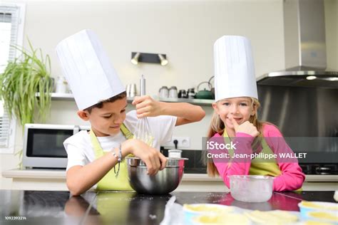 아름 다운 젊은 행복 한 아이 소년과 소녀 요리 하 고 집에서 부엌에서 케이크를 굽고 2명에 대한 스톡 사진 및 기타 이미지 2명 가정 생활 가정 주방 Istock