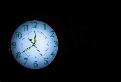 컬러 배경에 시계 커피 컵 및 무선 헤드폰의 다양한 이미지 0명에 대한 스톡 사진 및 기타 이미지 0명 검정색 배경