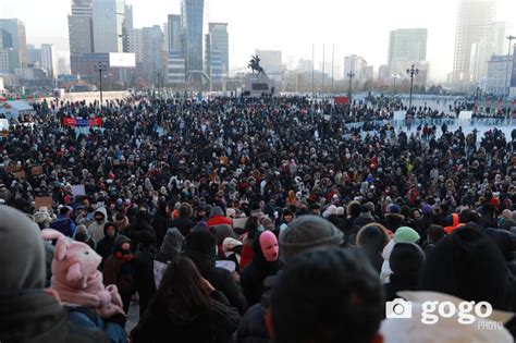 ЗГХЭГ ын дарга Д Амарбаясгалан гарч ирж жагсагчидтай уулзана