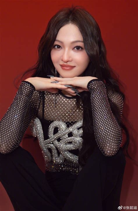 42歲張韶涵腸胃炎照登台被指異味纏身 急發聲明澄清揚言提告 星島日報