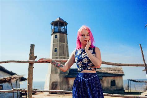 배경 화면 여자들 핑크 머리카락 초상화 문신 치마 염색 한 머리카락 등대 야외 여성 2560x1707 Motta123 1301581 배경 화면