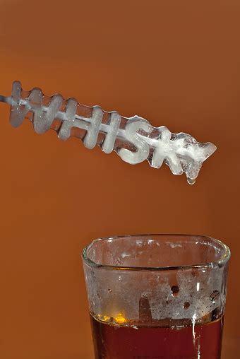 투명 한 안경에 얼음과 알코올 음료 오렌지 배경에 고립 된 칵테일와인 잔 유리 테이블에 냉동 음료 비문의 형태로 얼음 위스키 0명에 대한 스톡 사진 및 기타 이미지 Istock