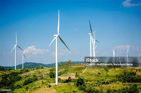 아름다운 화창한 여름 가을 산악 지형에 풍력 터빈 산을 통과하는 곡선 도로 녹색 생태 전력 에너지 생성 풍력 발전 단지 에코 필드 0명에 대한 스톡 사진 및 기타 이미지