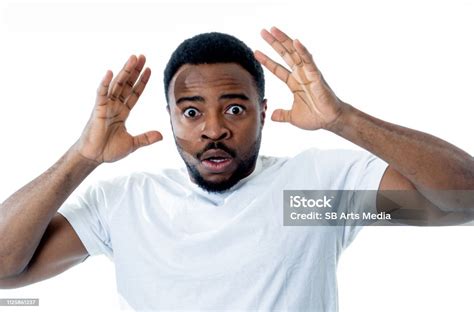 인간의 감정 감정과 표정에 두려워 하 고 방어 제스처를 만드는 그의 얼굴에 무서 워 식 충격에 잘생긴 젊은 남자의 초상화 회색